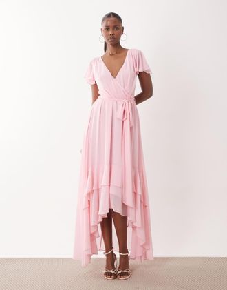 Tfnc Bridesmaid - Maxikleid aus Chiffon in Babyrosa mit V-Ausschnitt, Bindedetail und asymmetrischem Saum