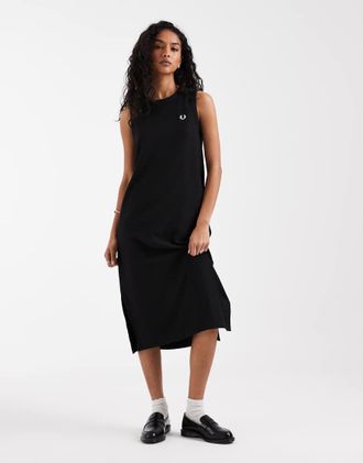 Fred Perry &Auml;rmelloses Midikleid aus geripptem Trikot-Stoff in Schwarz mit Logo