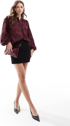 & Other Stories Bluse in Burgunderrot mit Blumenstickerei