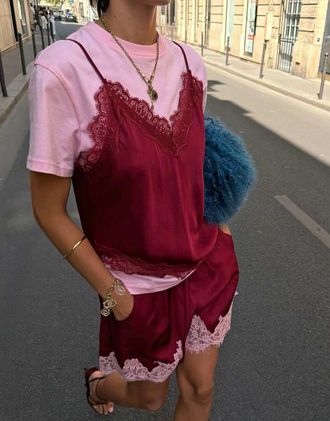 Never Fully Dressed Jersey-2-in-1-T-Shirt mit asymmetrischen Spitzendetails in Pink und Rot-Multi
