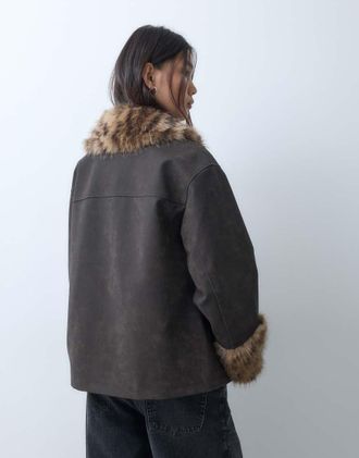 Reclaimed Vintage Lederjacke in Used-Optik mit Kontrastdetails und faux-fur in Animal-Optik-Braun