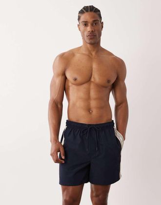 Calvin Klein Badeshorts in dunklem Marineblau mit pfirsichfarbenen Streifen, Kordelzug und Logoband