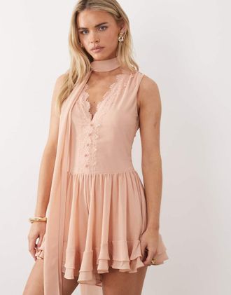 Tfnc Petite Playsuit aus Chiffon und Spitze in Hellrosa mit tiefem V-Ausschnitt und Schaldetail