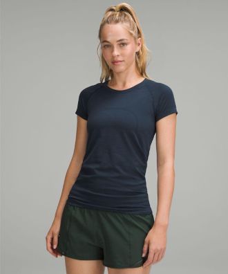 lululemon Swiftly Tech Kurzarmshirt 2.0 H&uuml;ftl&auml;nge f&uuml;r Frauen - Gr&ouml;&szlig;e 16 in True Navy