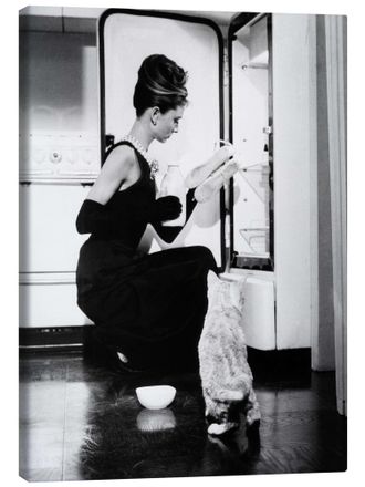Posterlounge Frühstück bei Tiffany, Audrey am Kühlschrank Leinwandbild 30 x 40 cm Schwarz-Weiß Wandbilder Wanddeko