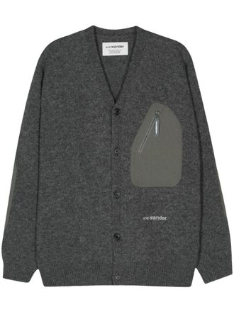 And Wander cardigan à logo brodé - Gris