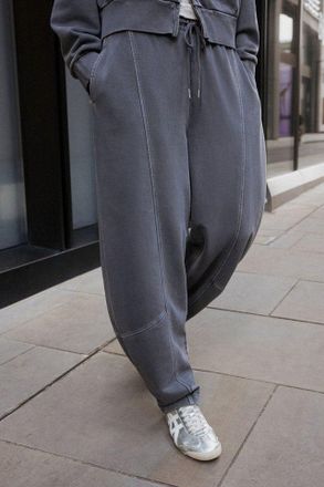 Next Jogginghose Jogginghose mit Barrel-Bein in gewaschener Optik (1-tlg)
