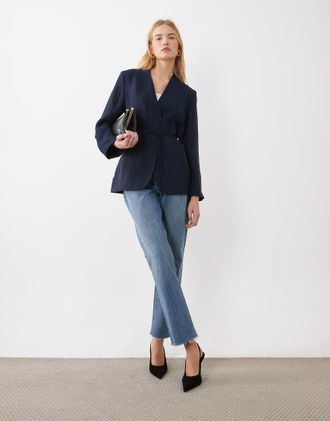 Arket blazer crois&eacute; avec d&eacute;tail &agrave; nouer en bleu marine