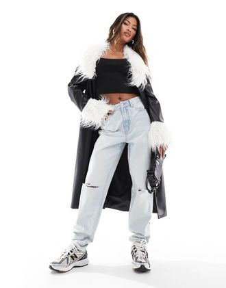 In The Style Trench-coat en imitation cuir avec bordures en fausse fourrure - Noir