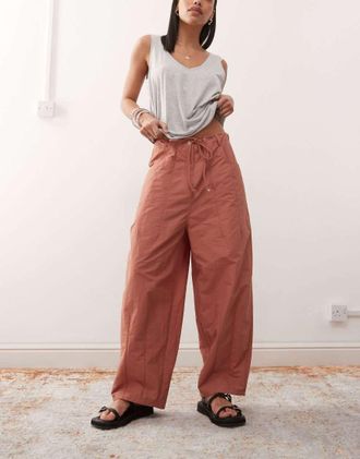 Lioness Pantalon large nou&eacute; &agrave; la taille - Argile rouge