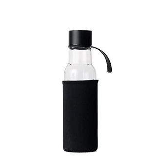 Sagaform Trinkflasche aus Borosilikatglas mit einer sch&uuml;tzenden H&uuml;lle aus Neopren, Farbe: schwarz, perfekt f&uuml;r kalte Getr&auml;nke, Fassungsverm&ouml;gen: 600 ml, H&ouml;he: 