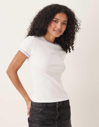 Calvin Klein Jeans Ringer-T-Shirt in Wei&szlig; und Babyblau mit Retro-Flair