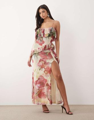 Asos Robe longue en tulle &agrave; &eacute;paules d&eacute;nud&eacute;es et volants asym&eacute;triques - Rose fleuri-multicolore