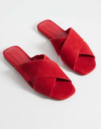 & Other Stories Sandales plates en cuir v&eacute;ritable &agrave; brides crois&eacute;es - Rouge