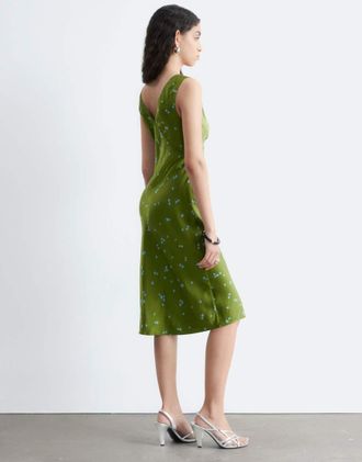 & Other Stories Satin-Midikleid in Gr&uuml;n mit schr&auml;gem Schnitt und Blumenmuster