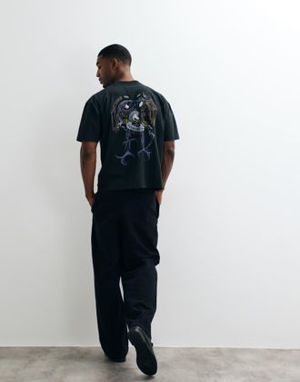 AllSaints Raptour T-Shirt mit Grafiklogo, kurzen &Auml;rmeln und R&uuml;ckenprint in verwaschenem Schwarz