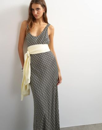 Topshop Satin-Maxikleid mit tiefer Taille und kontrastierendem Bindeg&uuml;rtel in monochromem geometrischem Print-Multi