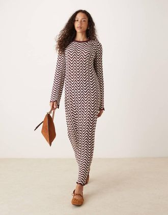 Vero Moda Strick-Maxikleid mit Streifen in Burgunderrot und Wei&szlig; und Wellensaum