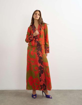 Topshop Maxikleid aus Viskose-Satin-Jacquard mit tiefer Taille, Langarm und Wickeloptik vorne, mit floralem Muster in Rott&ouml;nen