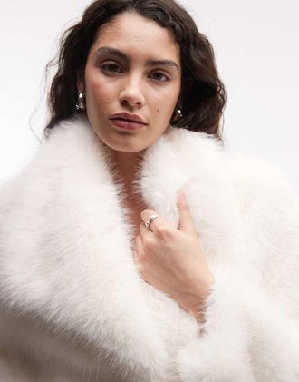 Azalea Wang Regina manteau en faux-fur blanc cass&eacute;