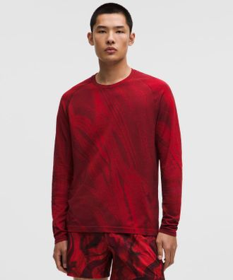 lululemon New Year Metal Vent Tech Langarmshirt f&uuml;r M&auml;nner - Gr&ouml;&szlig;e XL in Swirling Plumes Oxford Red/Burgundy Bay