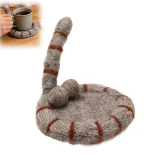 Generic Untersetzer aus Filz in Katzenpopo-Form - Einfach zum Verlieben! Handgefertigter Getr&auml;nkeuntersetzer mit Katzenschwanz und Bommeln, witziger und saugf