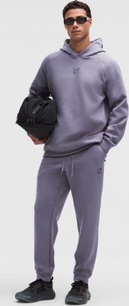 lululemon Smooth Spacer Jogginghose, normale L&auml;nge Stack f&uuml;r M&auml;nner - Gr&ouml;&szlig;e 2XL in Grape Mist