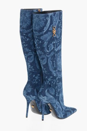 Versace Kniehohe Stiefel aus Denim LA GRECA mit 11 cm Stilettoabsatz Versace
