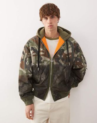 Aape By A Bathing Ape Aape by A Bathing Ape - Bomberjacke aus schwerem Material mit dunklem Military-Muster und Kapuze-Bunt