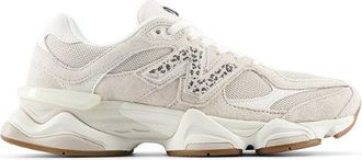 New Balance Unisex 9060 in Grau/Wei&szlig;/Schwarz/Beige, Wildleder/Mesh, Gr&ouml;&szlig;e 37.5