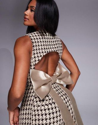 Asos Boucl&eacute;-Weste in Schokobraun mit Hahnentrittmuster, verzierten Kn&ouml;pfen und R&uuml;ckenschleife, Kombiteil