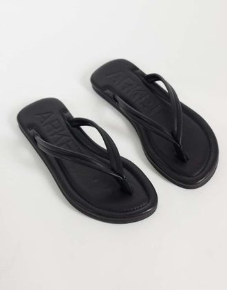 Arket Premium-Leder-Sandale mit eckiger Zehenpartie und flacher Sohle in Schwarz