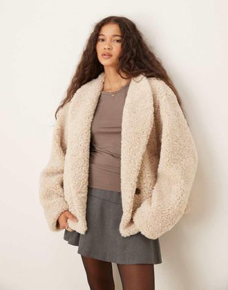 Gina Tricot Gina Tricot - Kurze Jacke aus Teddyfleece in Hellbeige-Neutral