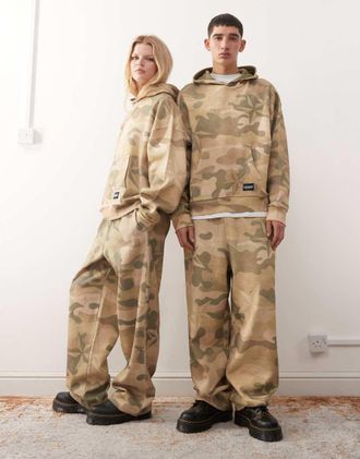 Collusion Unisex - Locker geschnittene Jogginghose mit Military-Muster-Bunt