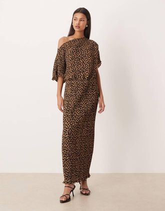 Never Fully Dressed Tilly - Robe longue pliss&eacute;e &agrave; &eacute;paules d&eacute;nud&eacute;es et imprim&eacute; l&eacute;opard-Multicolore