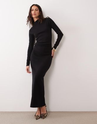 4th & Reckless Feinstrick-Maxikleid mit hohem Kragen, Metall-Details und Tailleng&uuml;rtel in Schwarz - BLACK