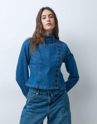 Asos veste en jean &agrave; patte de boutonnage asym&eacute;trique bleu d&eacute;lav&eacute; moyen