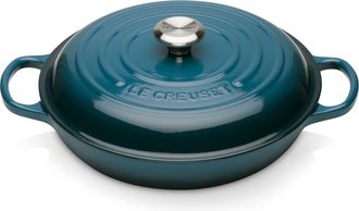 LE CREUSET Le Creuset Signature Gusseisen Gourmet-Profitopf, Rund, Ø 26 cm, 2,2 l, Für alle Herdarten inkl. Induktion geeignet, 4,205 kg, Deep Teal, 211802664224