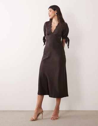 Vero Moda robe mi-longue en satin &agrave; d&eacute;collet&eacute; plongeant et manches &agrave; nouer, marron