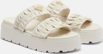 Prada Mules compens&eacute;es en cuir matelass&eacute;