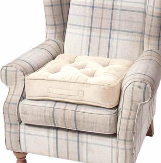 Homescapes Dickes Sitzkissen 50x50 cm Creme, 10 cm hohe Sesselauflage/Sitzerhöhung mit Velours-Bezug, festes Bodenkissen mit Tragegriff