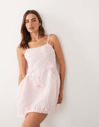 Sister Jane Dream Sister Jane - Lera - Robe courte &agrave; appliqu&eacute;s fleuris - Rose clair