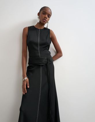 Topshop Premium-Maxikleid aus Satin mit tiefer Taille und Sch&auml;rpen-Detail in Schwarz mit Kontrast-Steppn&auml;hten