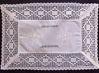 Matches 21 matches21 Tischset Mitteldecke Tischw&auml;sche wei&szlig; mit edler Stickerei & H&auml;kelspitze Landhausstil 35x50 cm Polyester