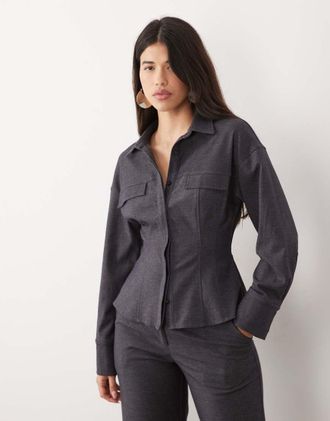 KAIIA Exclusivit&eacute; - Kaiia - Chemise densemble ajust&eacute;e en tissu stretch avec taille cintr&eacute;e et surpiq&ucirc;res - Anthracite-Gris