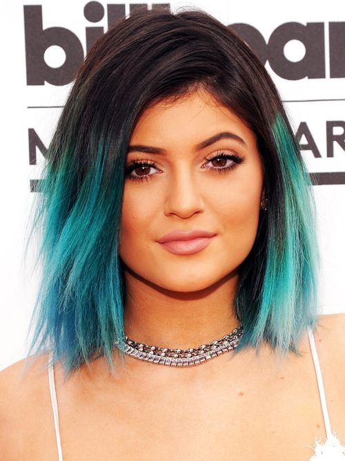 Kylie Jenner début chirurgie cheveux bleus