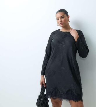 New Look Plus New Look Curve Jacquard-Minikleid mit langen, ausgestellten &Auml;rmeln und Spitzenbesatz in Schwarz