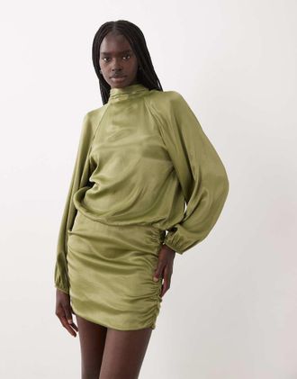 Asos robe courte en satin &agrave; d&eacute;tail foulard couleur olive-Vert