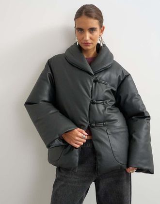 Topshop Pufferjacke aus Kunstleder mit Schal in Schwarz-Gr&uuml;n