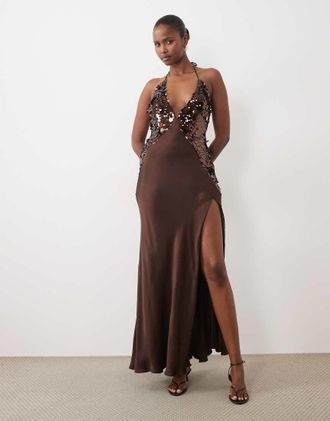 Bardot Pailletten-Camisole-Maxikleid mit Neckholder, R&uuml;ckenausschnitt und Schlitzdetail in Schokobraun